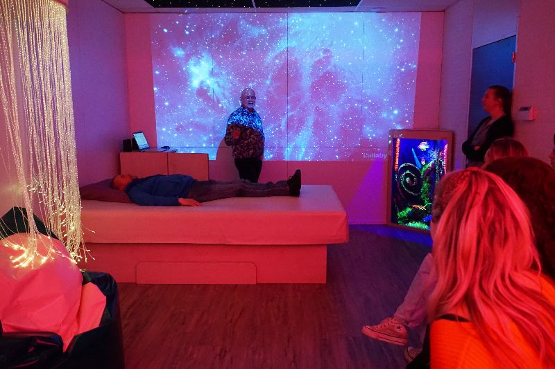 Snoezelen is meer dan ontspanning - Barry Emons